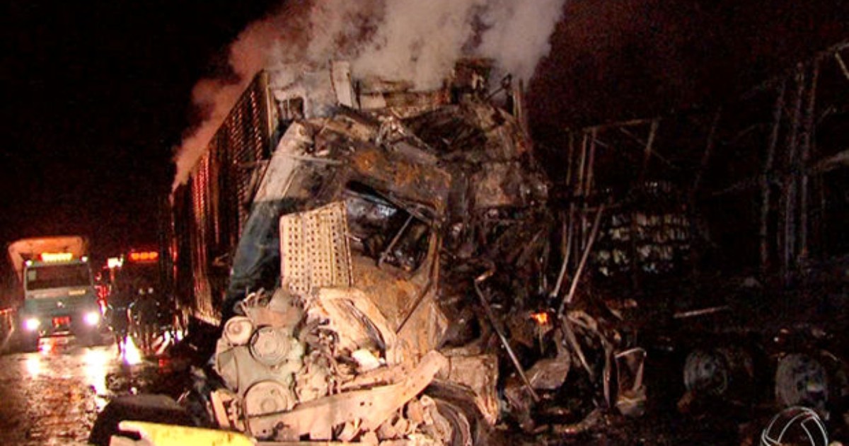 G1 - Carretas pegam fogo após acidente e motorista morre carbonizado em MT - notícias em Mato Grosso