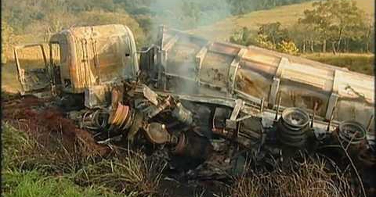 G1 - Homem morre carbonizado em acidente na BR-262, em MG - notícias em Minas Gerais
