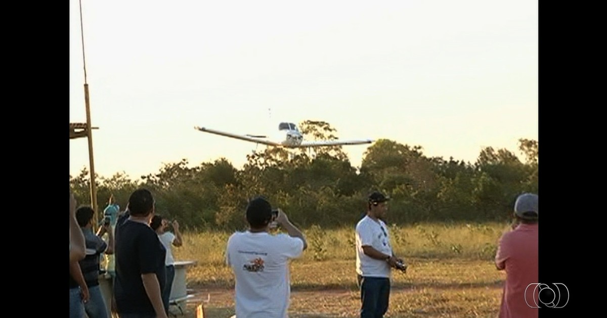 G1 - Vídeo mostra avião que caiu em Corumbaíba fazendo voo rasante ...