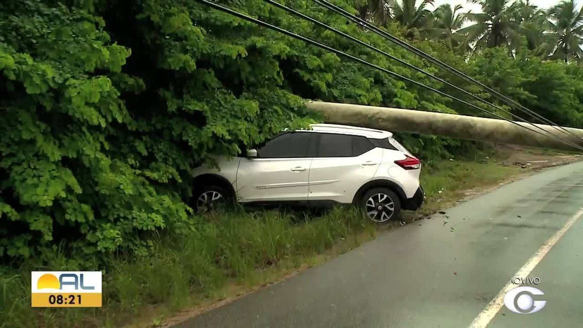 Carro Bate Em Poste E Deixa Uma Pessoa Ferida Na AL 101 Norte Em