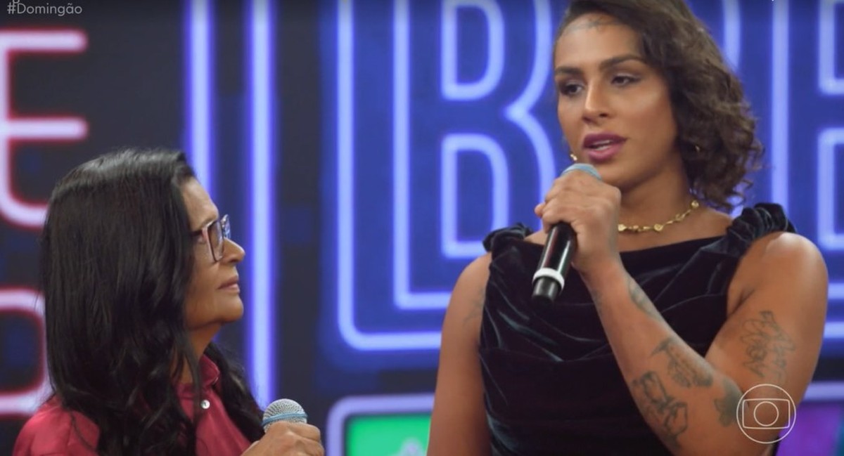 Linn da Quebrada encontra a mãe Lílian no palco do Domingão Ela
