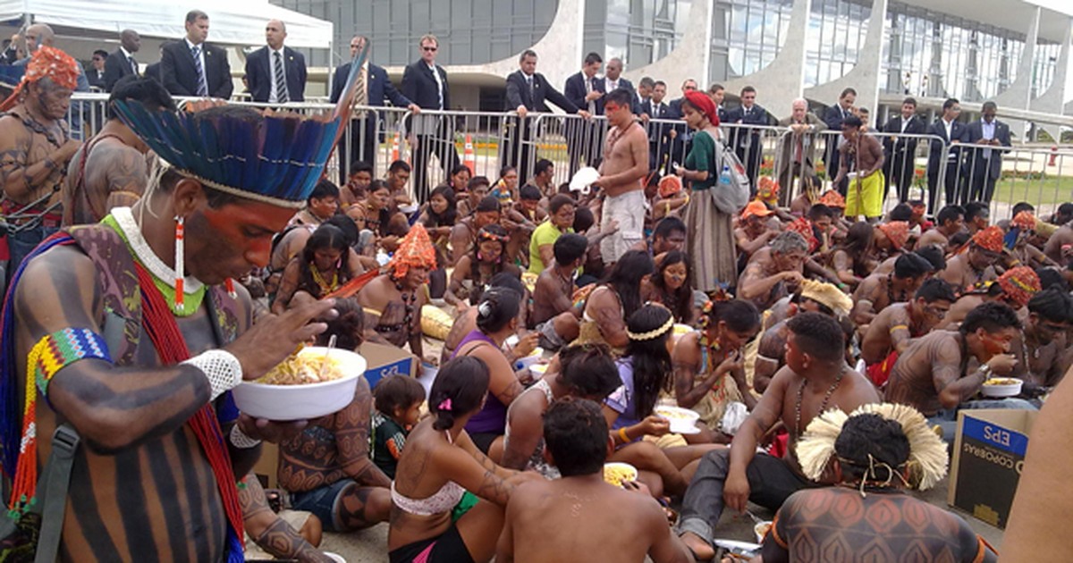 G1 - Indígenas fazem protesto diante do Palácio do Planalto - notícias ... G1 - Indígenas fazem protesto diante do Palácio do Planalto - notícias ...
