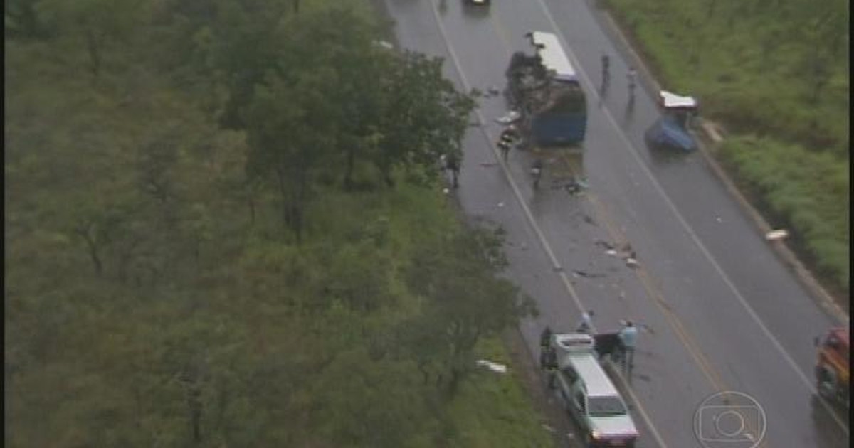 G1 - Batida entre ônibus e carreta deixa 15 mortos na BR-040, diz PRF em Minas - notícias em ...