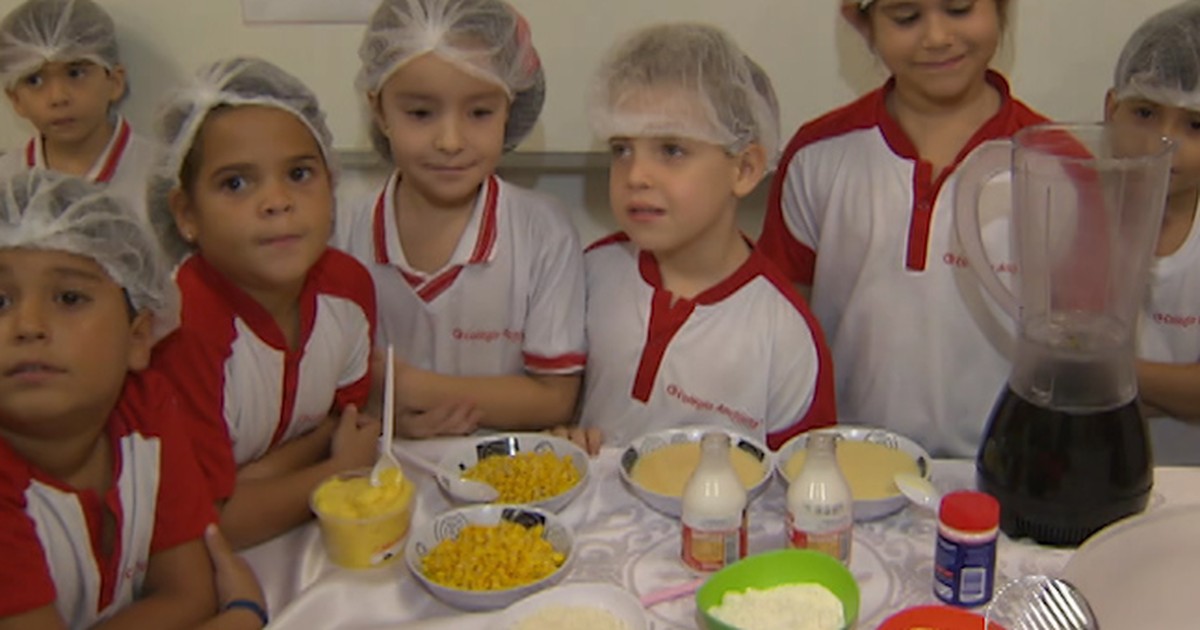 G1 Crianças Preparam Bolo De Milho Na Escola Aprenda A Prática Receita Notícias Em Bahia
