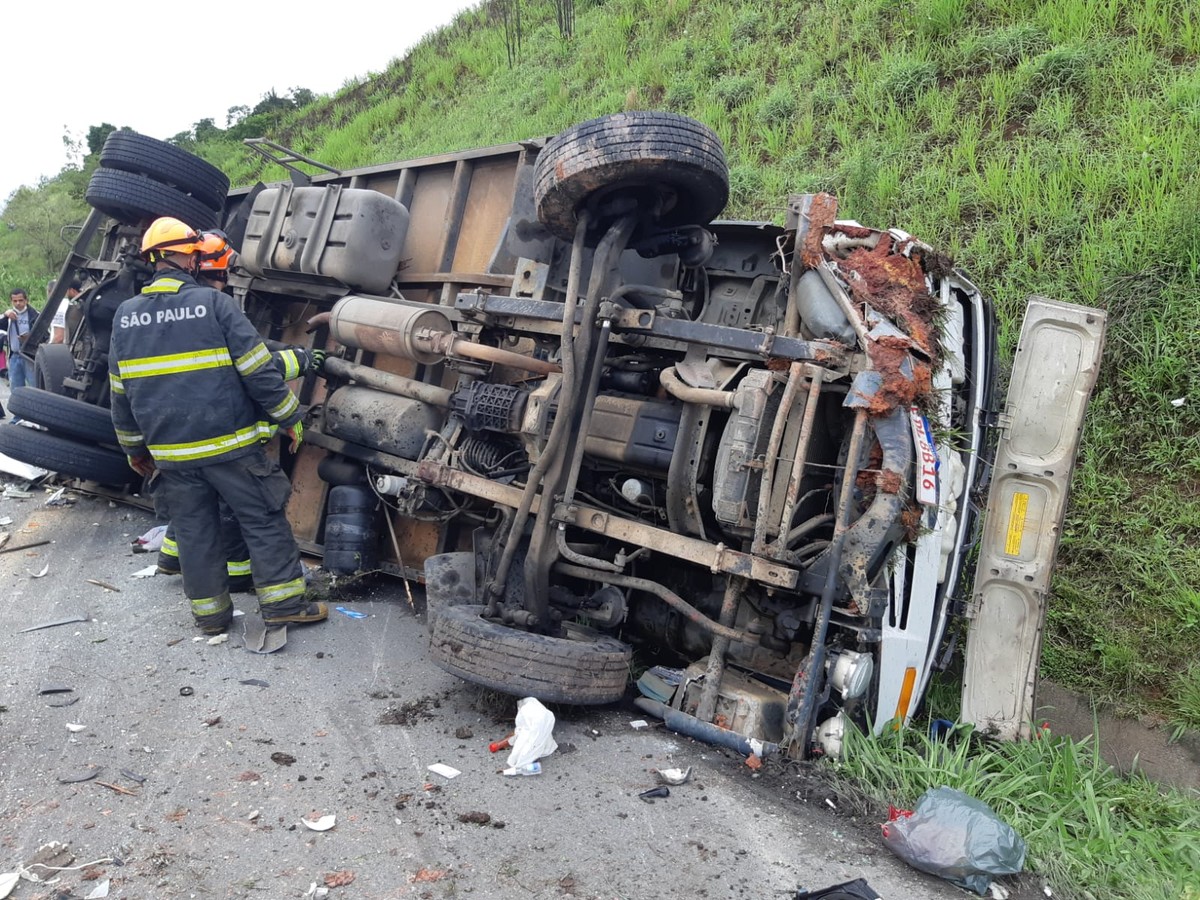 Motorista morre e dois ficam feridos após ônibus de viagem bater na