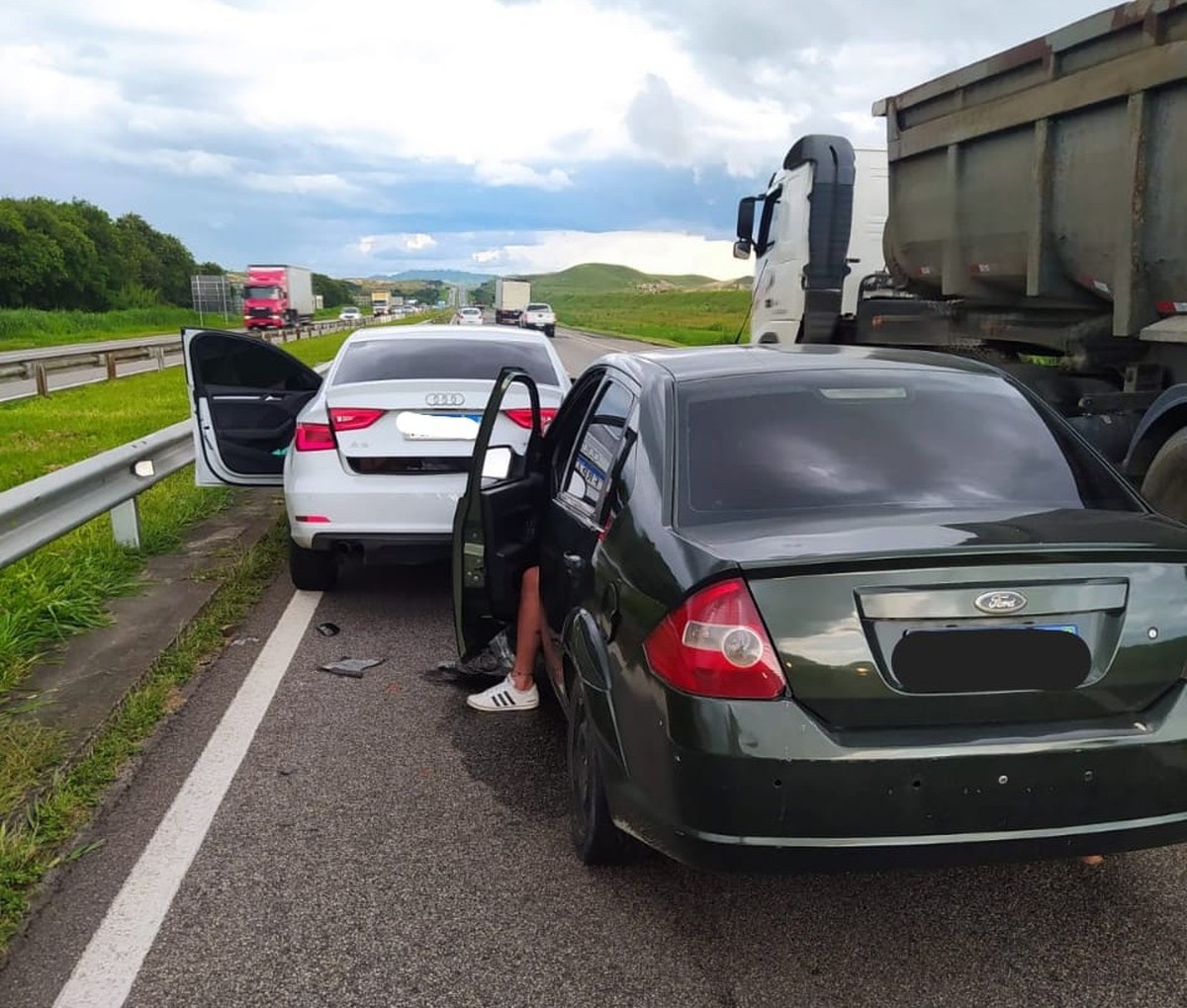 Engavetamento envolvendo três carros deixa dois feridos na Via Dutra