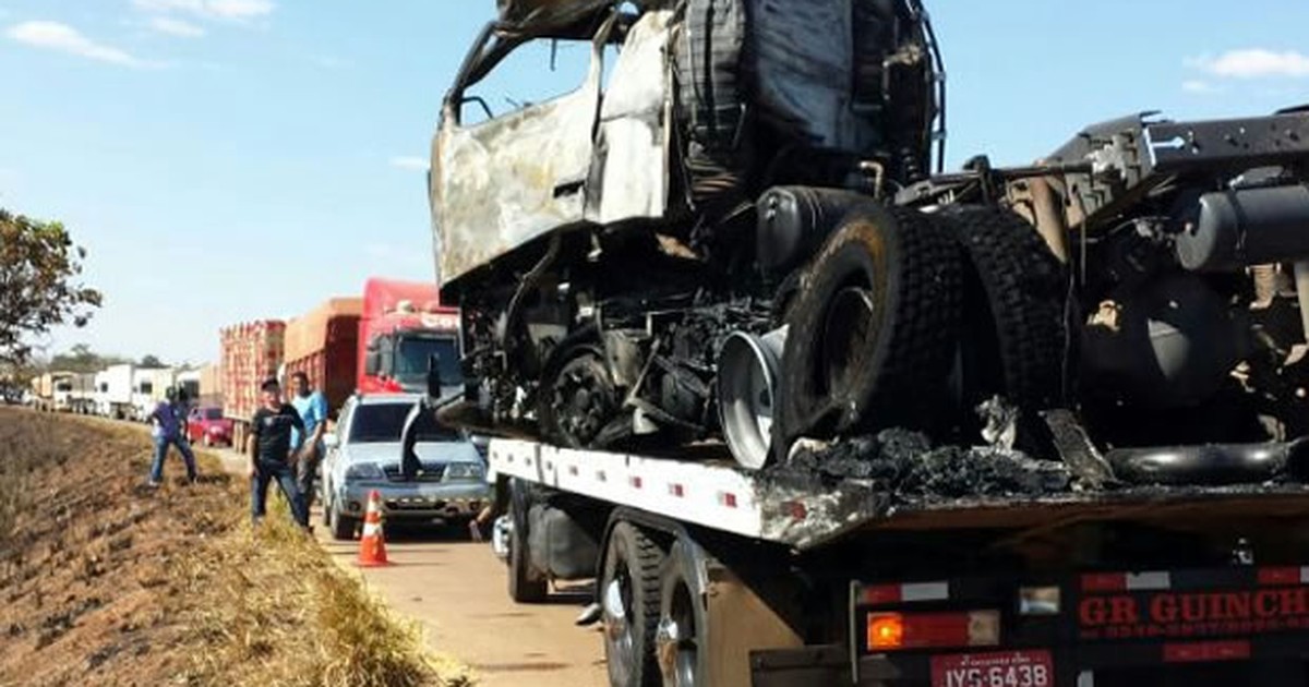 G1 - Carretas pegam fogo após batida em MT e motorista morre carbonizado - notícias em Mato Grosso