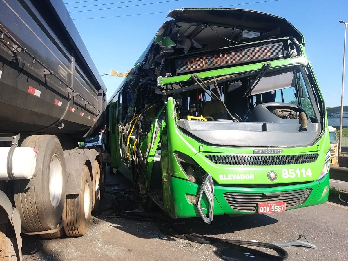 Acidente entre ônibus e carreta deixa feridos na Fernão Dias em