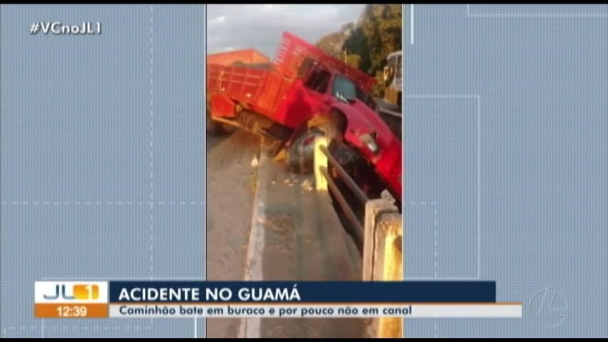 Caminhão fica pendurado ao desviar de buraco em ponte sobre o canal do