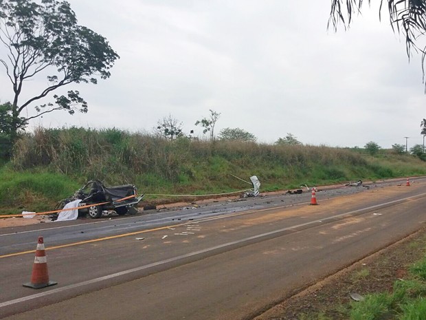 G1 Batida Entre Caminhonete E Carreta Deixa Um Morto Em Rodovia
