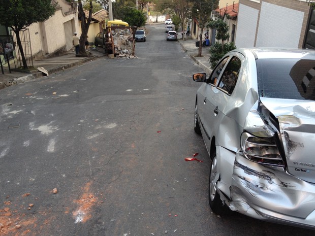 G1 - Caminhão desgovernado desce ladeira e atinge carros em rua de BH - notícias em Minas Gerais