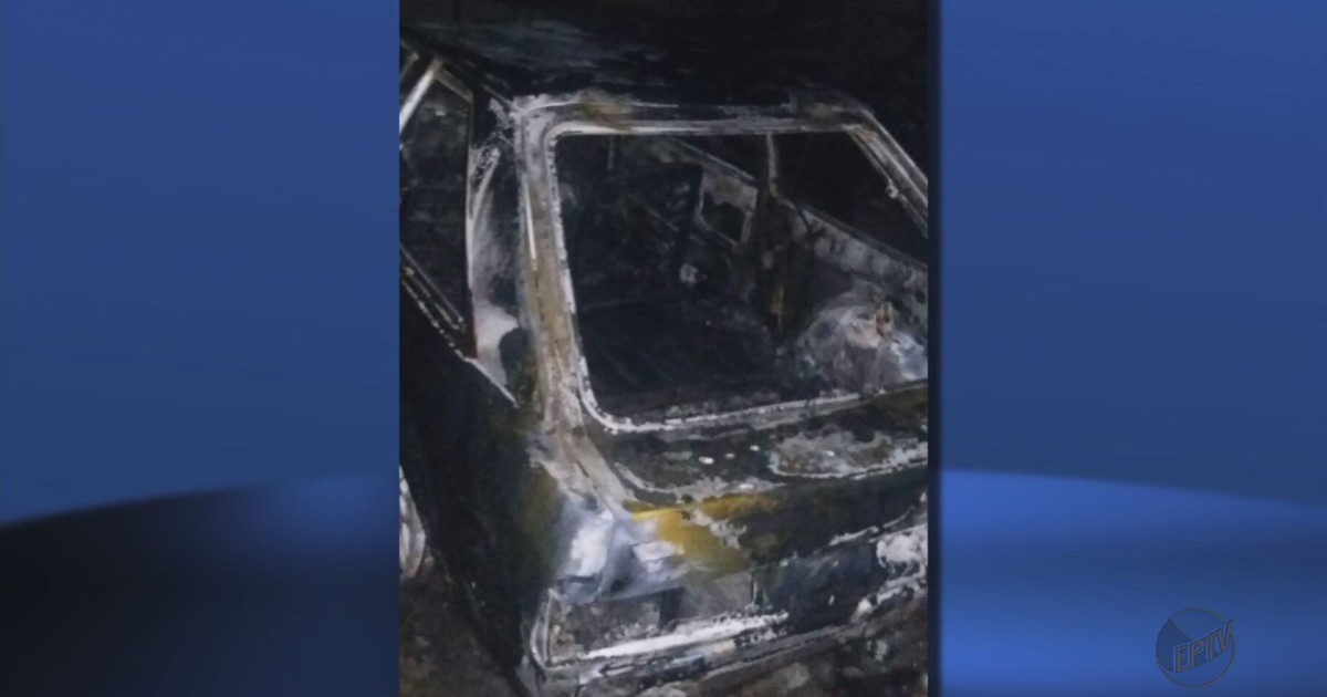 G1 Carros são incendiados em pátio do Detran em Boa Esperança MG