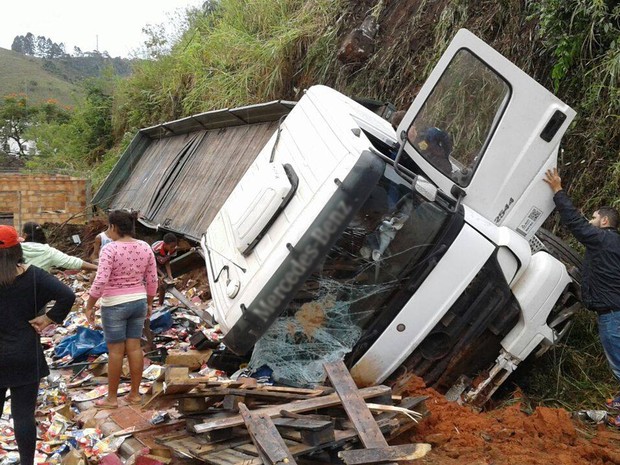 G Caminhoneiro fica ferido em acidente e carga é saqueada em MG notícias em Zona da Mata