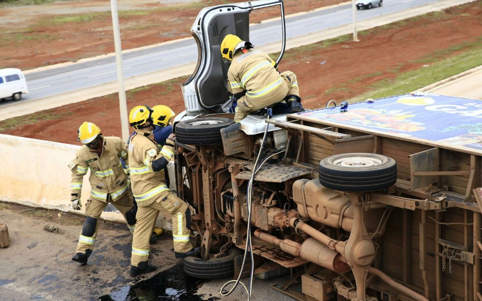 Caminhão tomba na BR 040 no DF e passageiro fica preso às ferragens