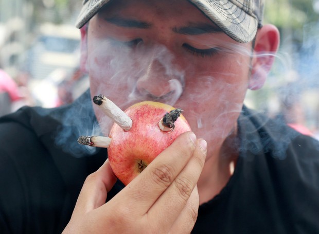 Colombianos Usam Maçã Abacaxi E Até Melancia Para Fumar Maconha Blog