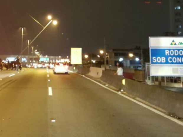 G1 - Carreta tomba, bate em poste e BR-101 é bloqueada em São José ... G1 - Carreta tomba, bate em poste e BR-101 é bloqueada em São José ...