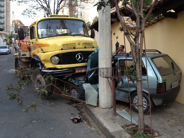 G1 - Caminhão desgovernado desce ladeira e atinge carros em rua de BH - notícias em Minas Gerais
