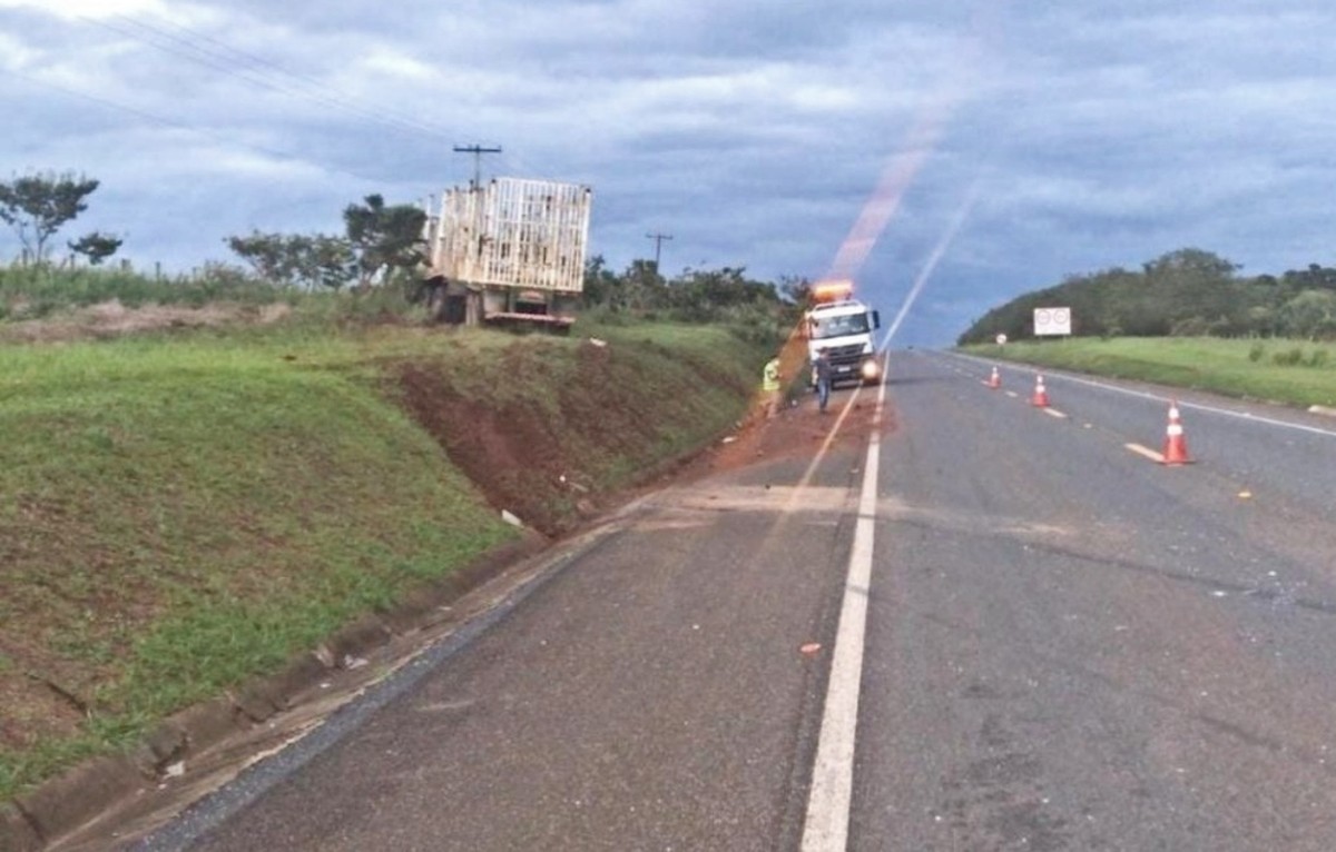 Acidente entre caminhão e carro deixa quatro feridos em rodovia de