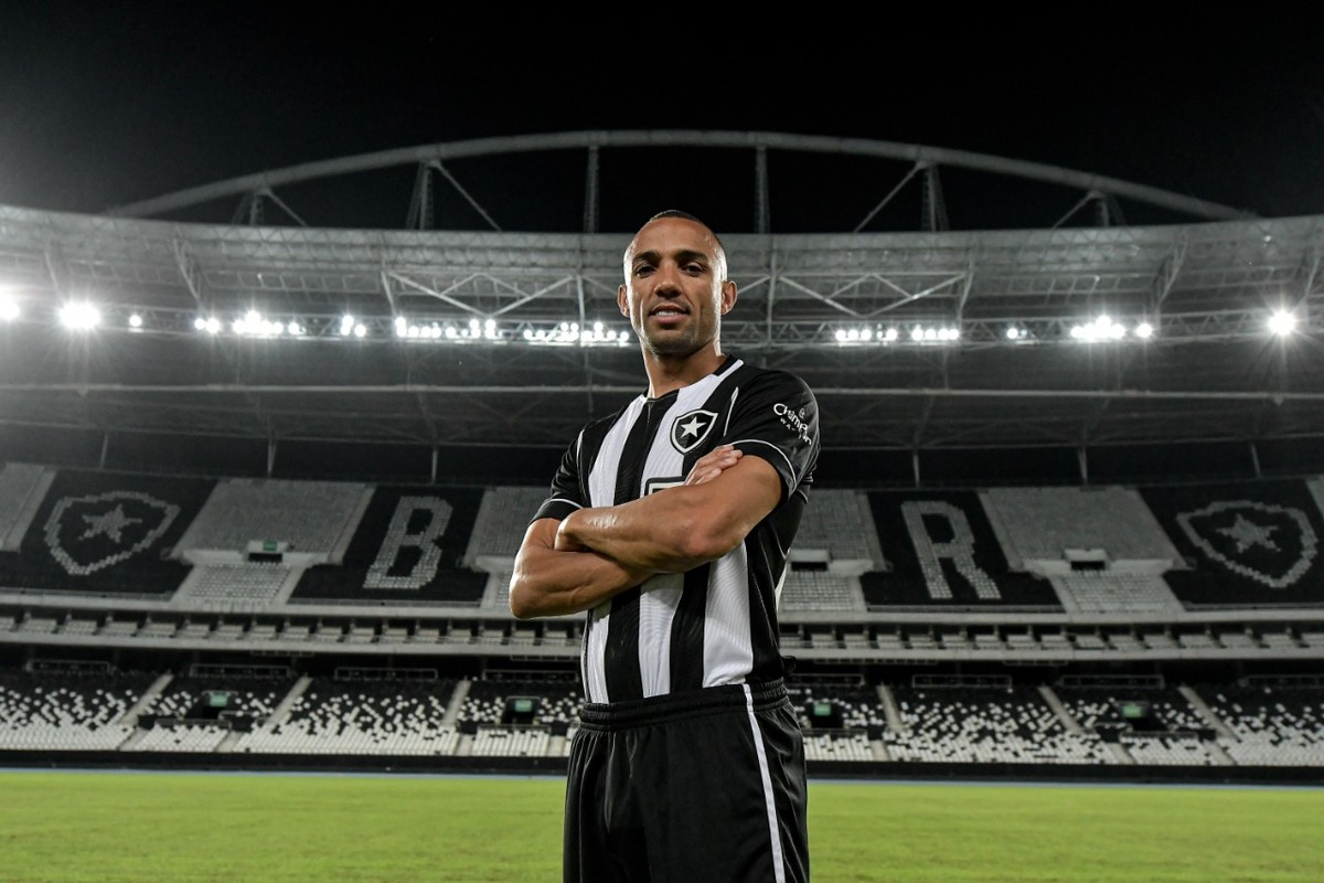 Botafogo anuncia contratação do lateral esquerdo Fernando Marçal