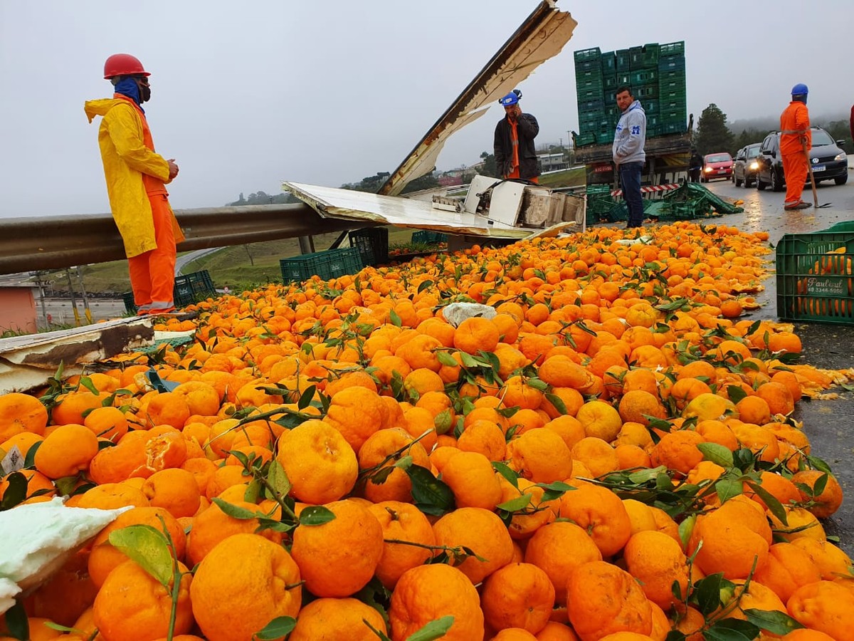 Carga de frutas se espalha pela PR 418 após acidente caminhão em