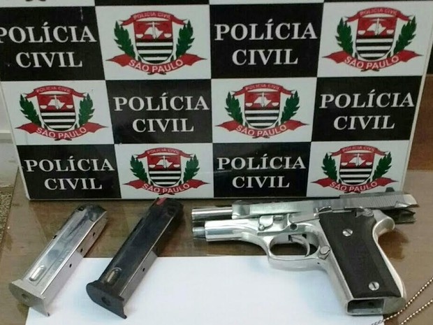 G1 Pistola Carregadores E Cartuchos íntegros São Apreendidos Em