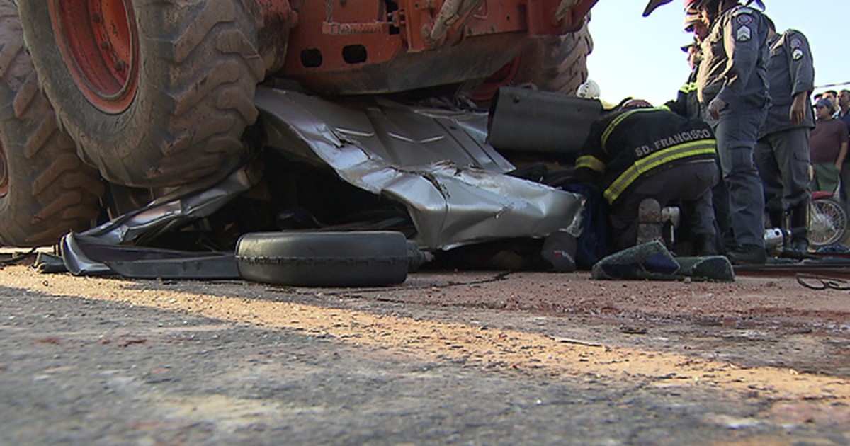 G1 - Máquina se solta, atinge cabine de carreta e motorista sobrevive - notícias em Minas Gerais