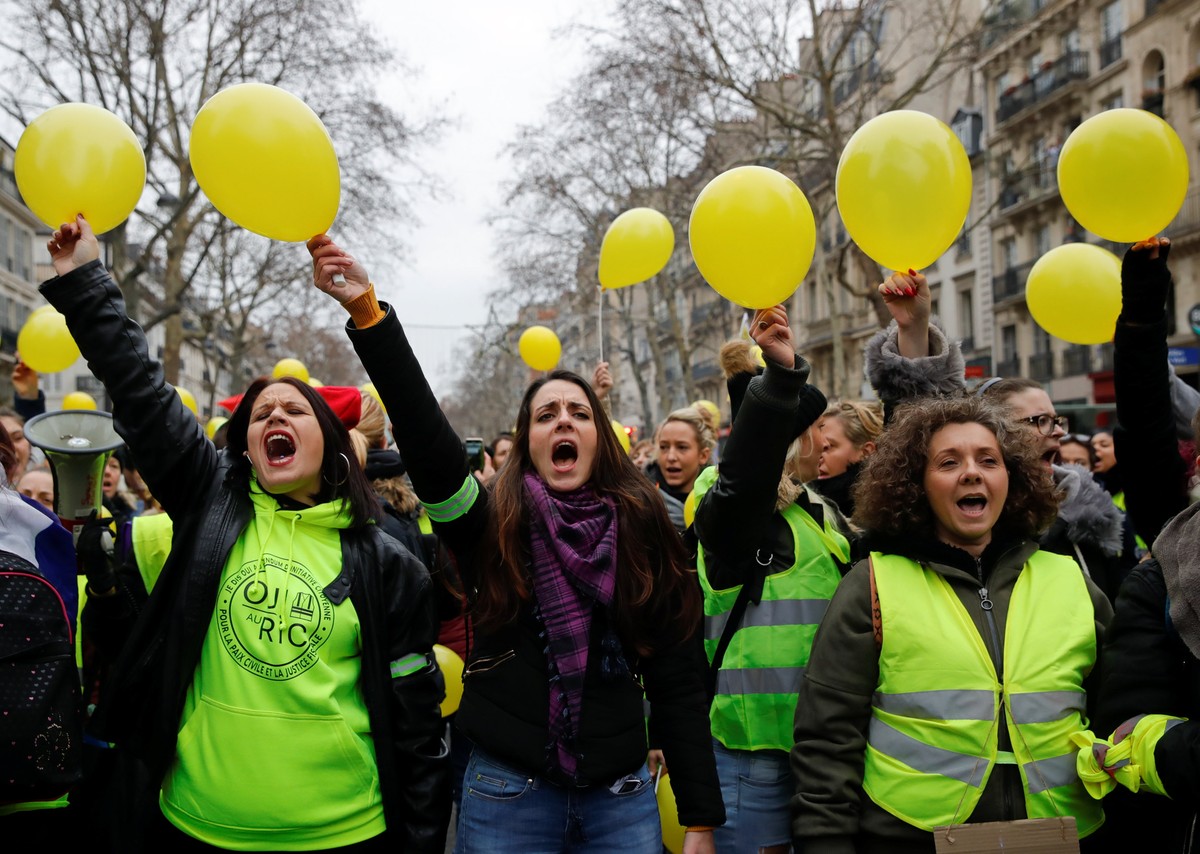 Mulheres coletes amarelos vão às ruas na França para dar imagem