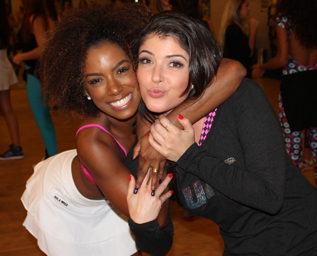 Bailarinas Brincam Em Ensaio E ‘escondem Atributos Da Amiga Ivi Pizzott Notícias Em Balé Do