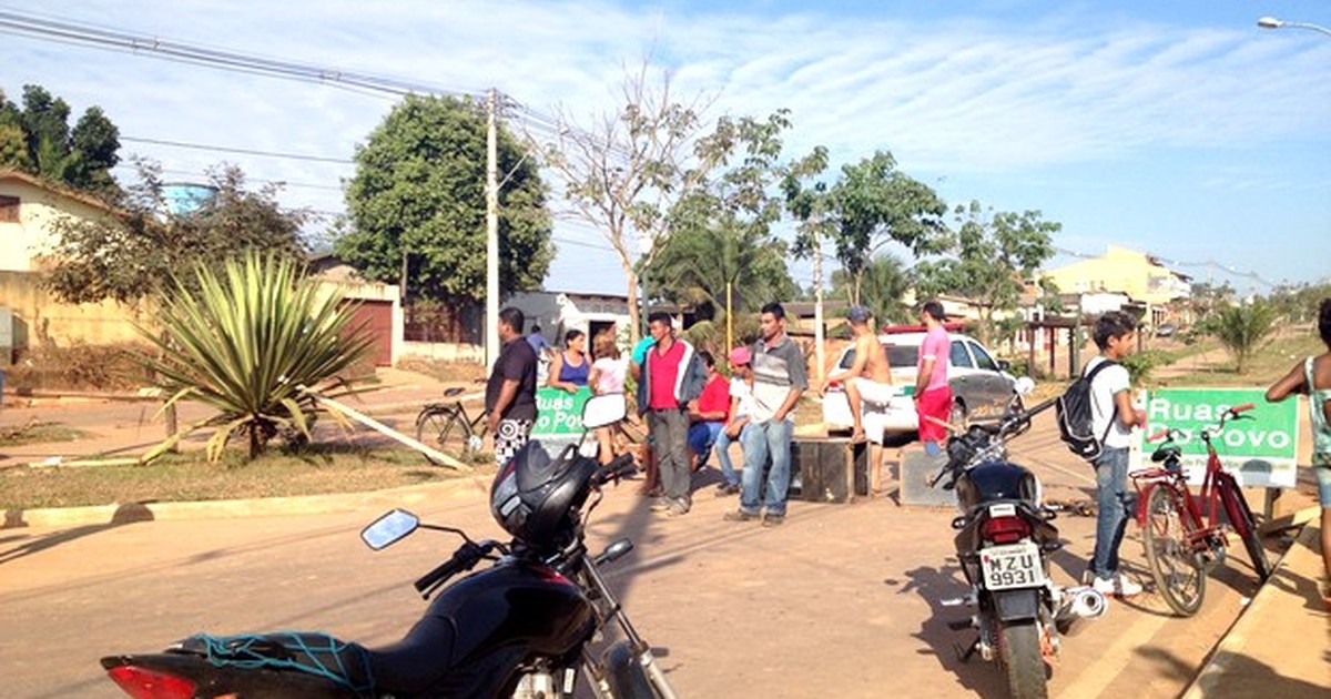 G1 - Em Rio Branco, moradores fecham rua Valdomiro Lopes - notícias em Acre