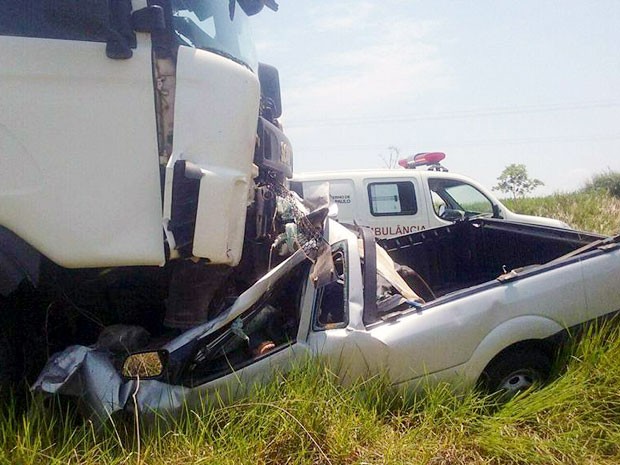 G1 - Batida entre picape e carreta em rodovia mata uma pessoa - notícias em Presidente Prudente ...