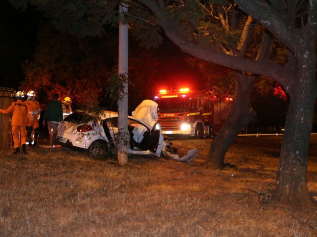 G1 - Motorista dorme ao volante e acerta árvore na Epia Norte, em ... G1 - Motorista dorme ao volante e acerta árvore na Epia Norte, em ...