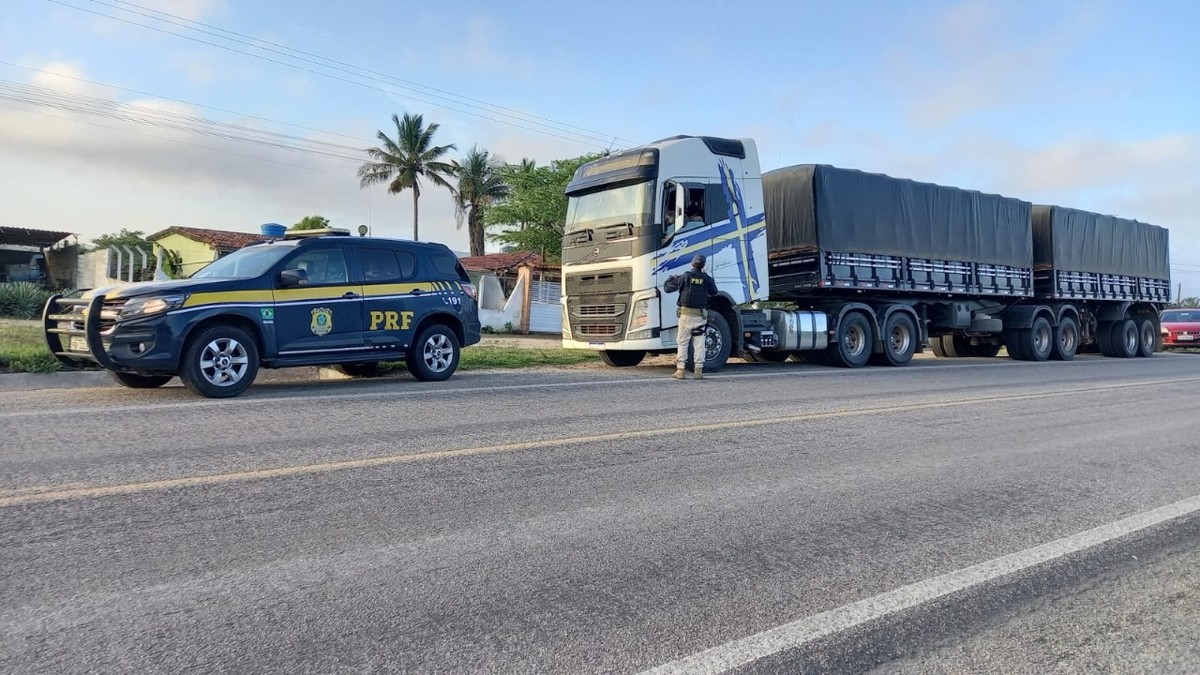 PRF retém carreta toneladas de milho excesso de peso e sem nota fiscal em Paranatama