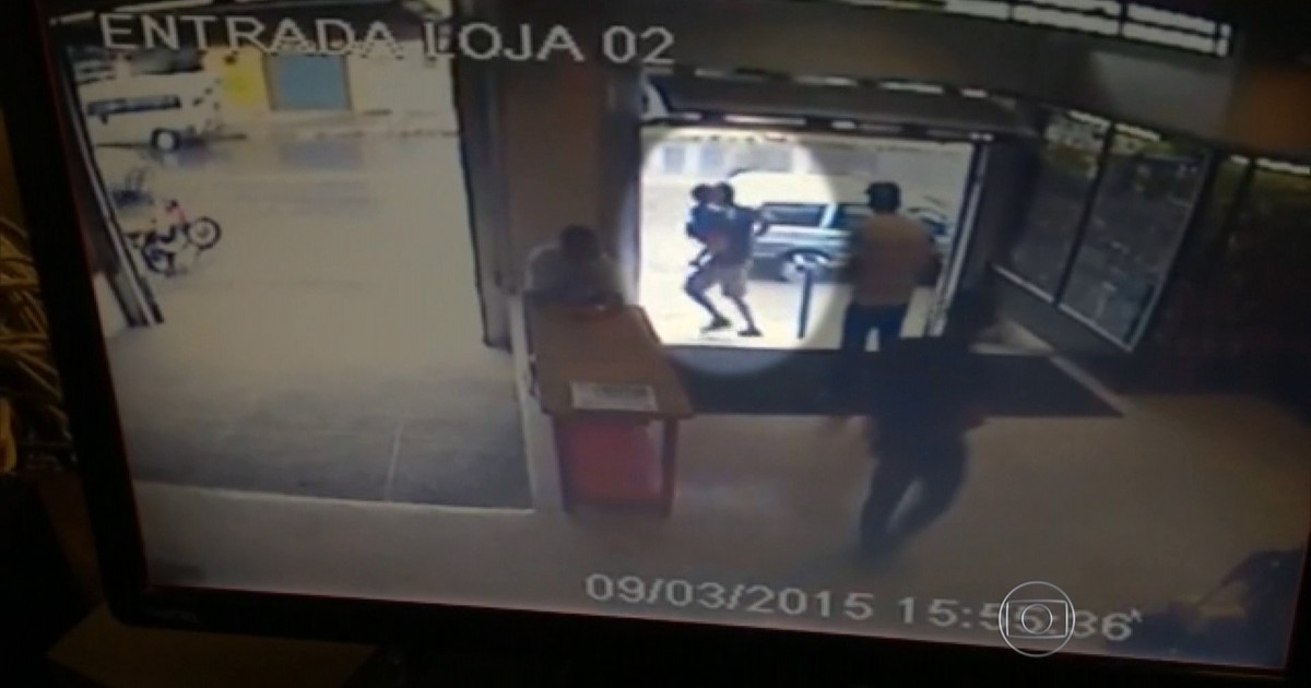 Bom Dia Brasil - Policial à paisana reage a assalto com filho no colo em Minas Gerais