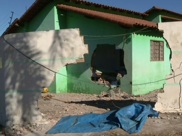 G1 Carro Invade Casa E Vai Parar Dentro De Quarto De Criança Em