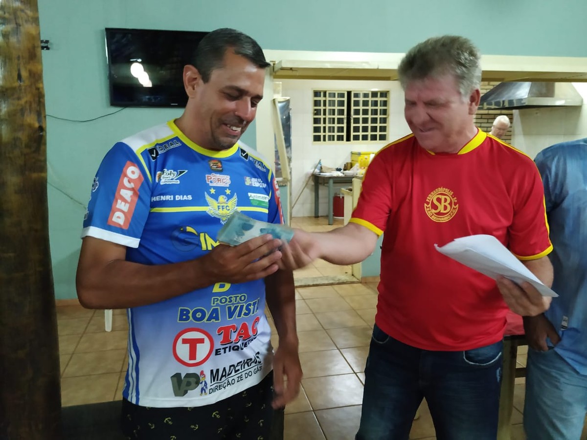 salários atrasados elenco do Fernandópolis recebe doação de torcedores futebol ge