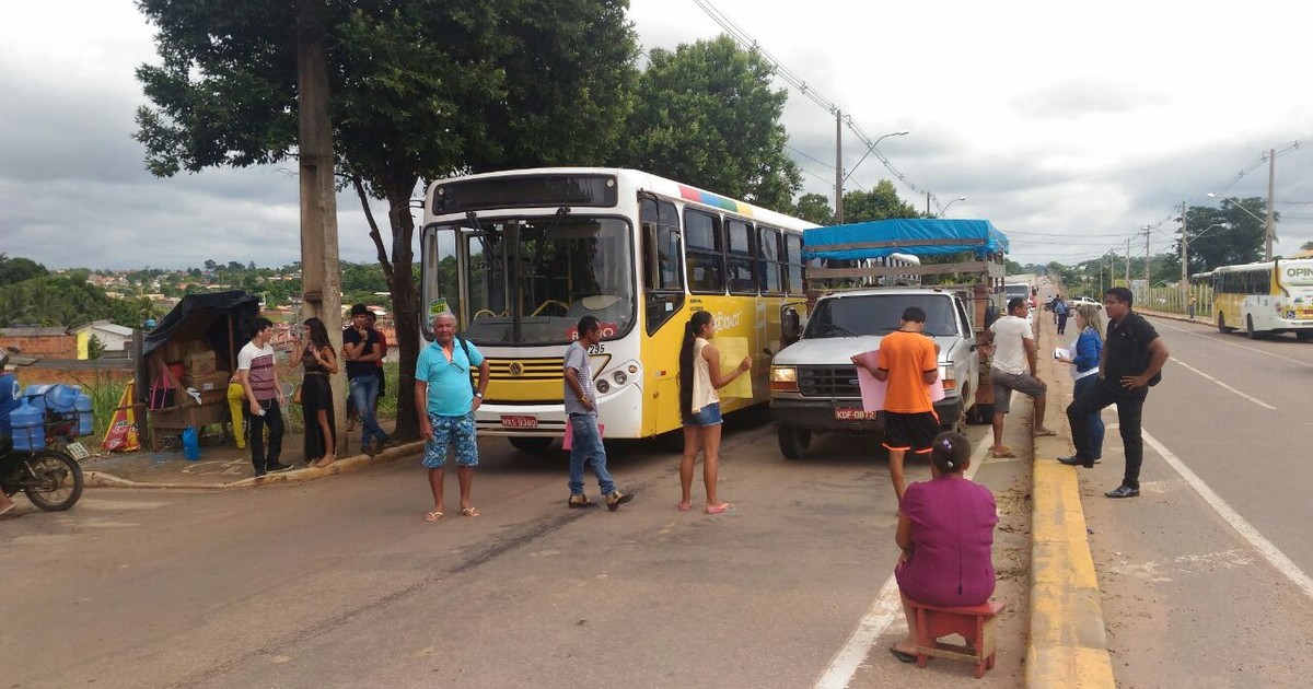 G1 - Passageiros interditam rua contra aumento da passagem de ônibus - notícias em Acre