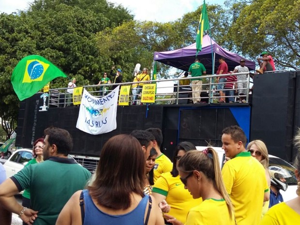G1 - Manifestantes protestam contra o PT, na Praça Cívica, em Goiânia ... G1 - Manifestantes protestam contra o PT, na Praça Cívica, em Goiânia ...