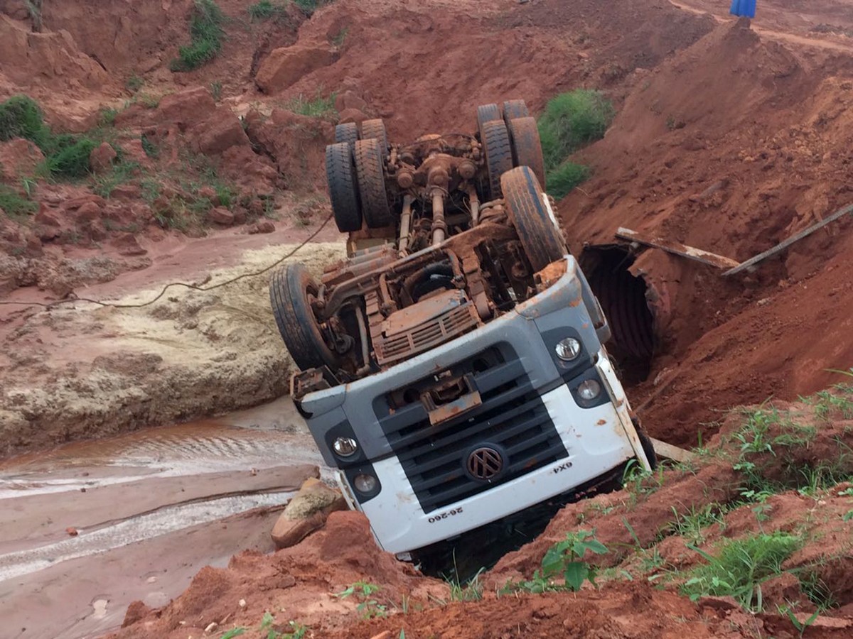 Caminhão carregado areia tomba em estrada em Piquerobi Presidente