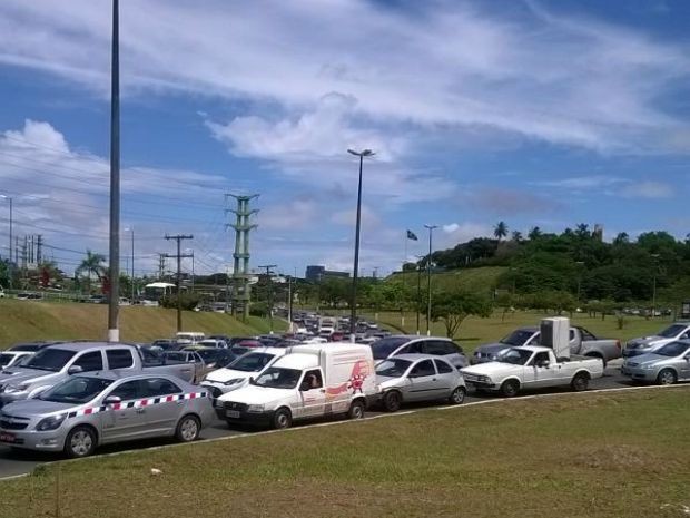 G1 - Carro colide em poste na Av. Paralela e motorista fica preso nas ferragens - notícias em Bahia