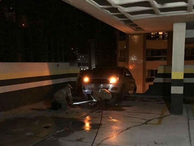 G1 - Carro fica pendurado em prédio após motorista dar marcha à ré ... G1 - Carro fica pendurado em prédio após motorista dar marcha à ré ...