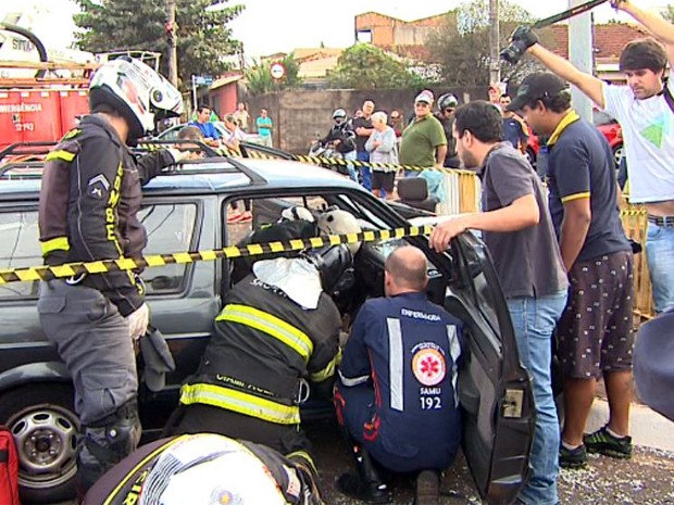 G1 Mulher fica presa às ferragens após acidente na zona oeste de