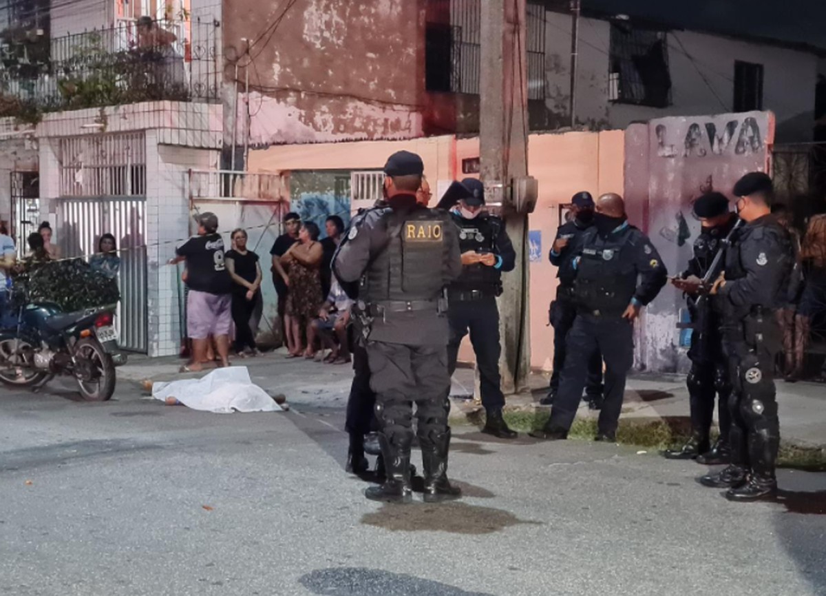 Homem é morto a tiros e mulher baleada na perna no Bairro Vila Peri em