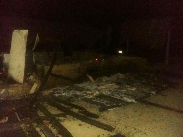 G1 - Após espancar e jogar mulher em vala, homem incendeia casa no Sul ... G1 - Após espancar e jogar mulher em vala, homem incendeia casa no Sul ...