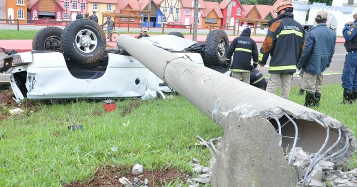 G1 - Condutor fica gravemente ferido ao bater carro em poste em MS - notícias em Mato Grosso do Sul