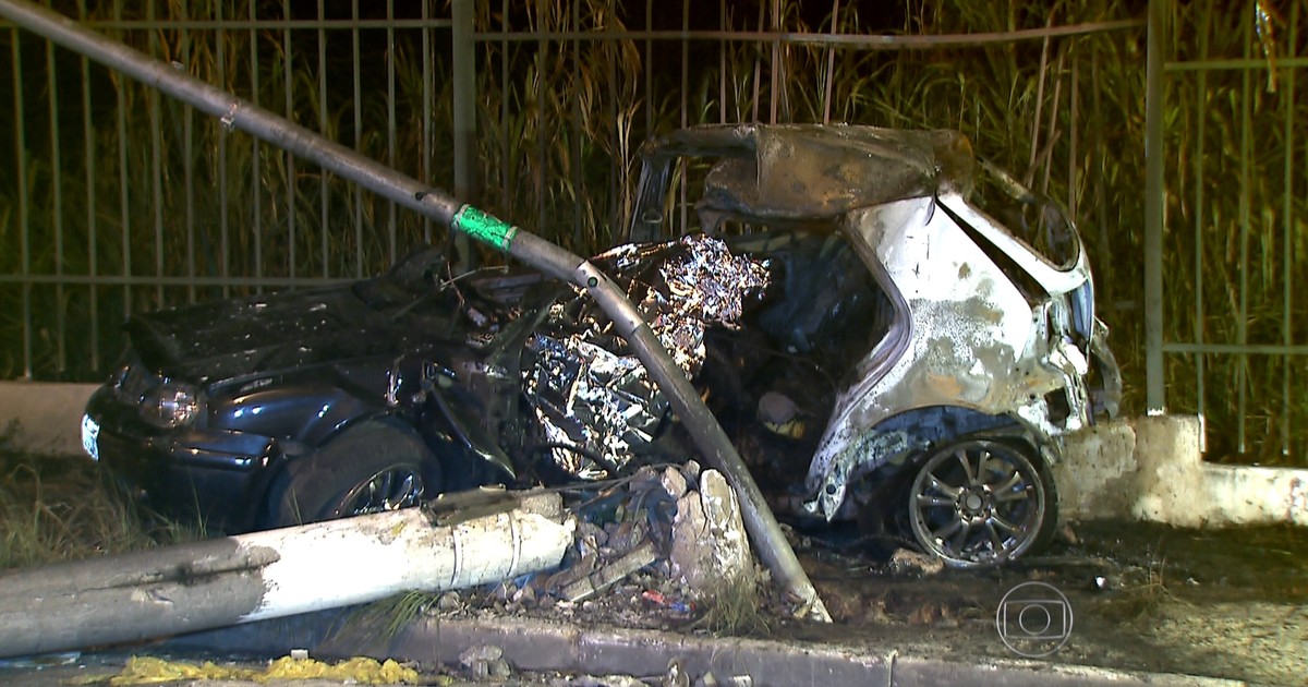 G1 Motorista morre carbonizado após bater carro em poste na Zona