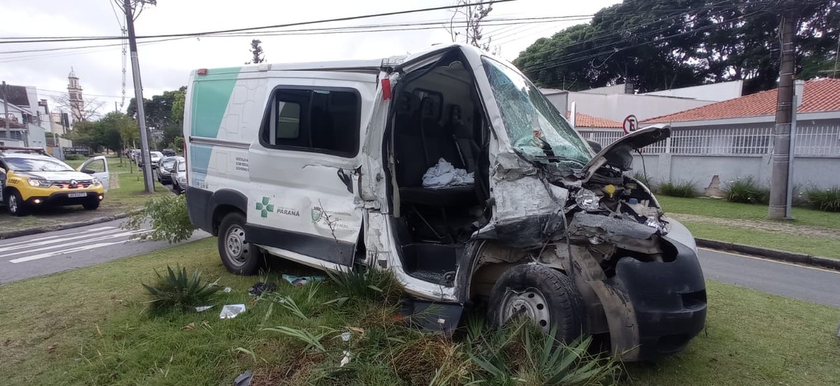 Cinco pessoas ficam feridas em batida entre ambulância e ônibus em