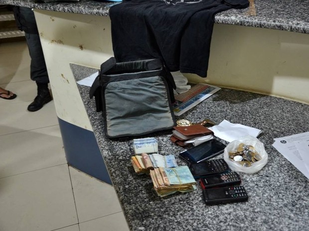 G1 Dupla Usa Arma Falsa Para Assaltar Posto De Combustíveis E Foge No