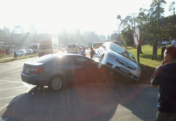 G1 - Carro sobe em outro em acidente na Raposo Tavares em Mairinque - notícias em Sorocaba e Jundiaí