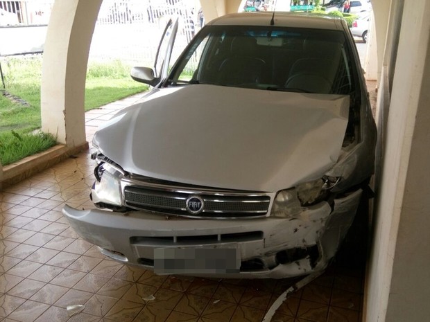 G1 Mulher Perde Controle Do Carro E Derruba Portão De Delegacia