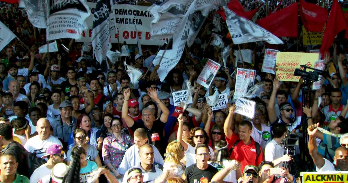 G1 - Professores decidem manter greve no estado de SP e fazem passeata ...
